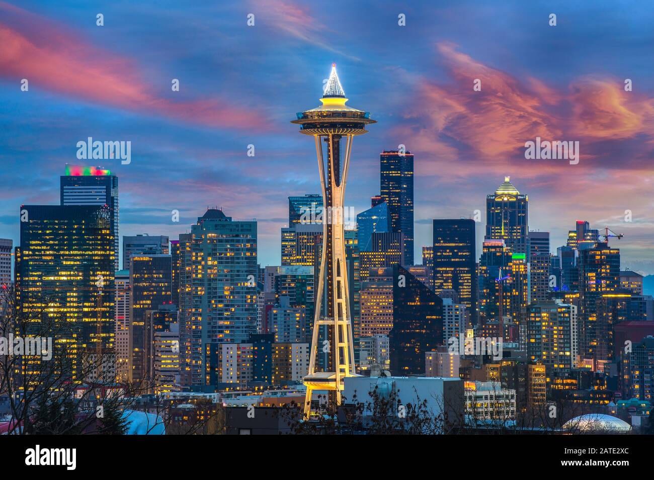 Seattle city skyline at dusk. Downtown Seattle cityscape at night Stock ...