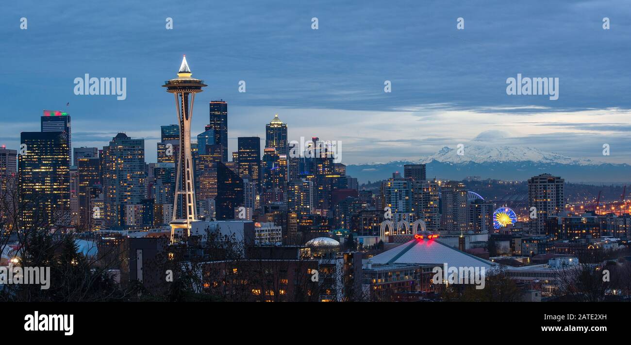 Seattle city skyline at dusk. Downtown Seattle cityscape at night Stock ...