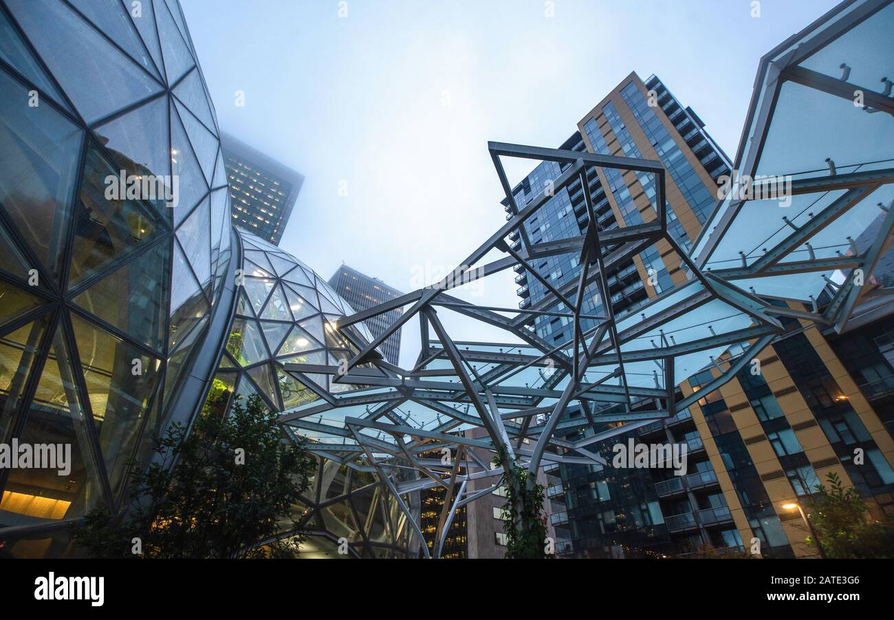 Airplane flying overhead hi-res stock photography and images - Alamy