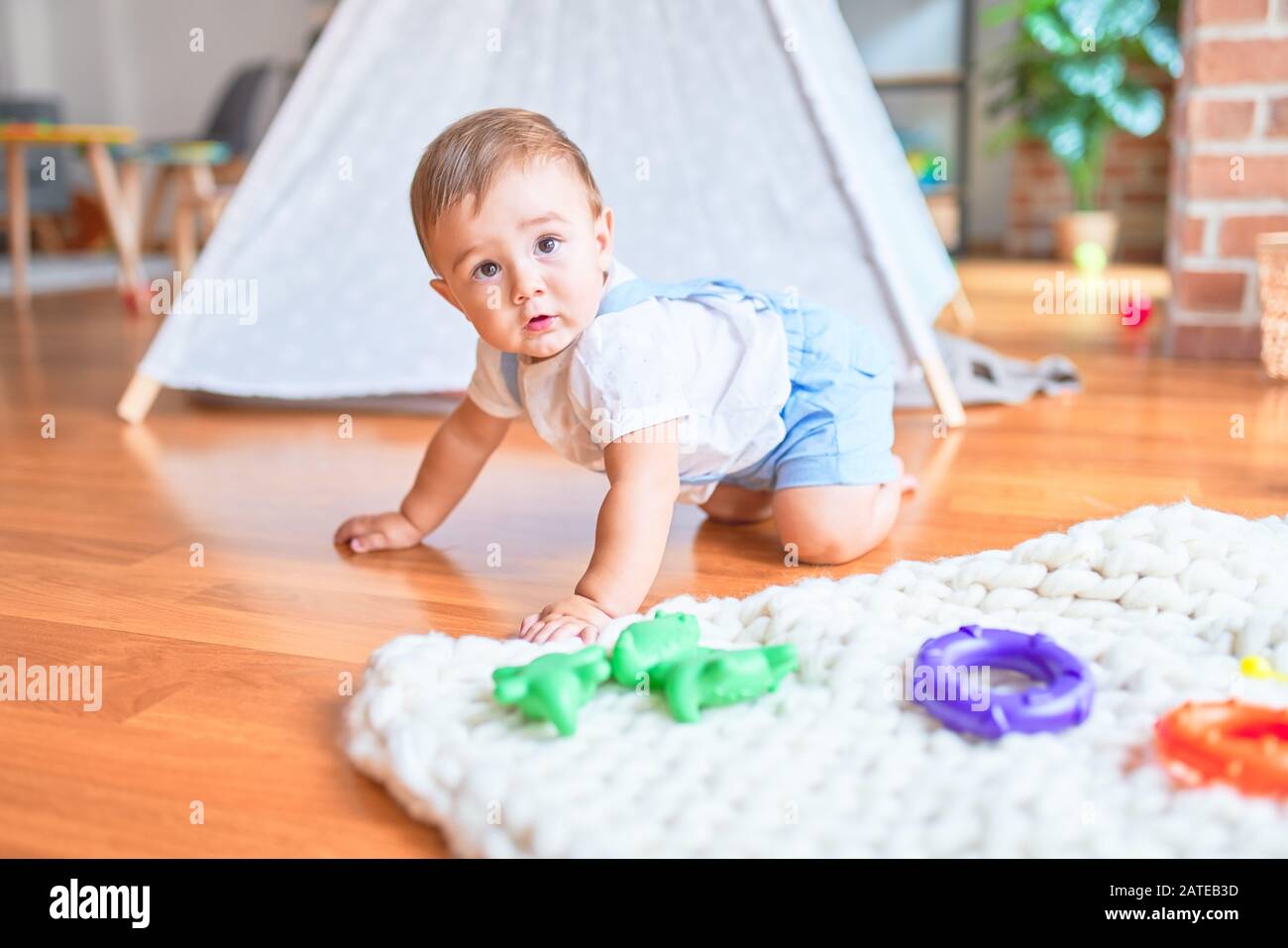 Infant crawling school hi-res stock photography and images - Alamy