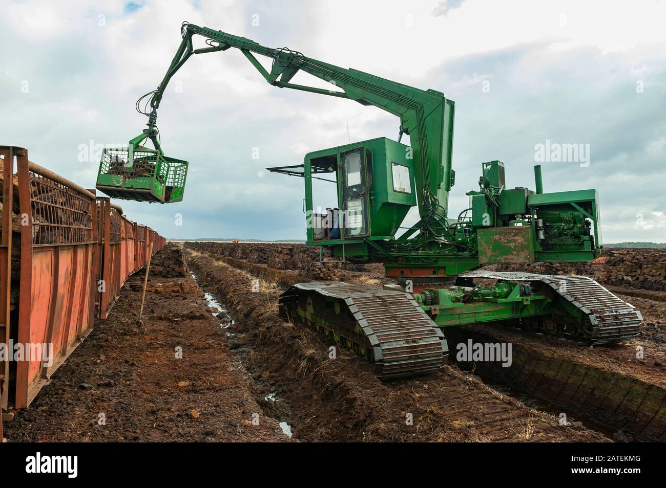 Bagger beim Torfabbau im Goldenstedter Moor, Niedersachsen, Torf ...