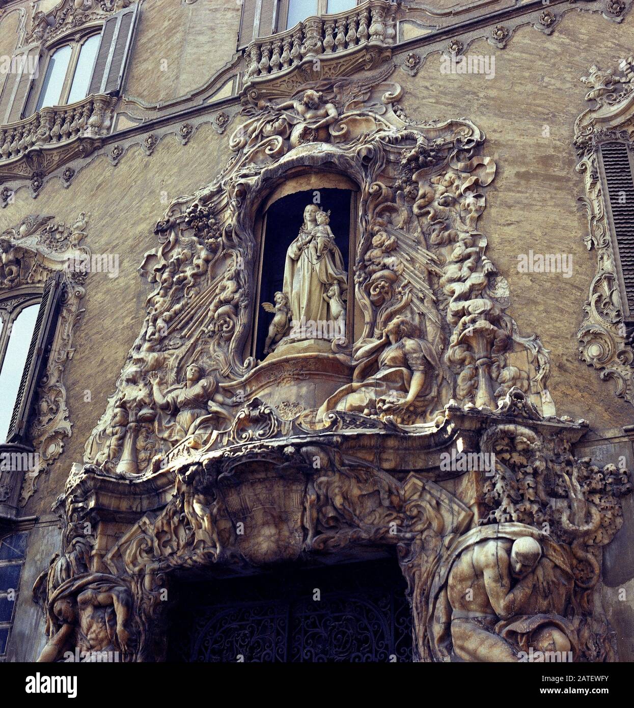 EXTERIOR-PORTADA-DET SUPERIOR HORNACINA CON LA VIRGEN DEL ROSARIO-S ...