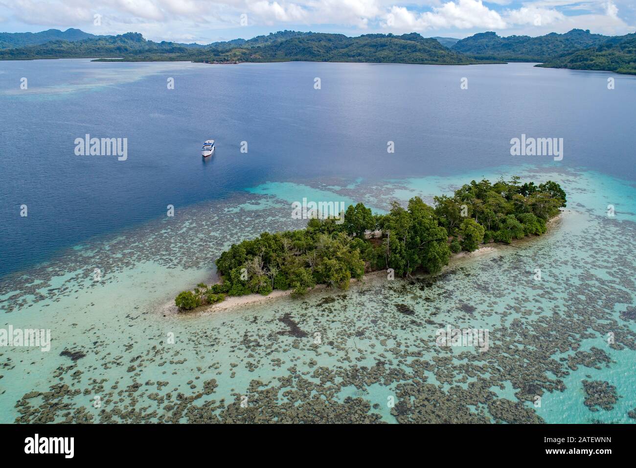 Solomon islands aerial view of boat hi-res stock photography and images ...