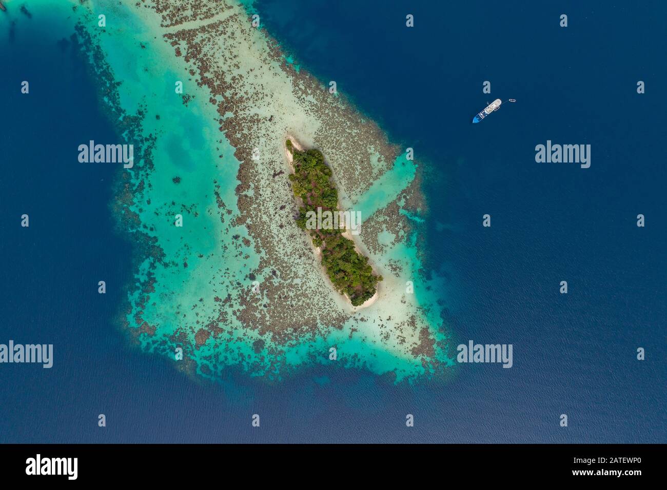 Solomon islands aerial view of boat hi-res stock photography and images ...