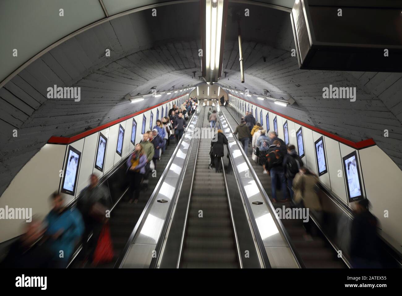 Vienna metro hi-res stock photography and images - Alamy