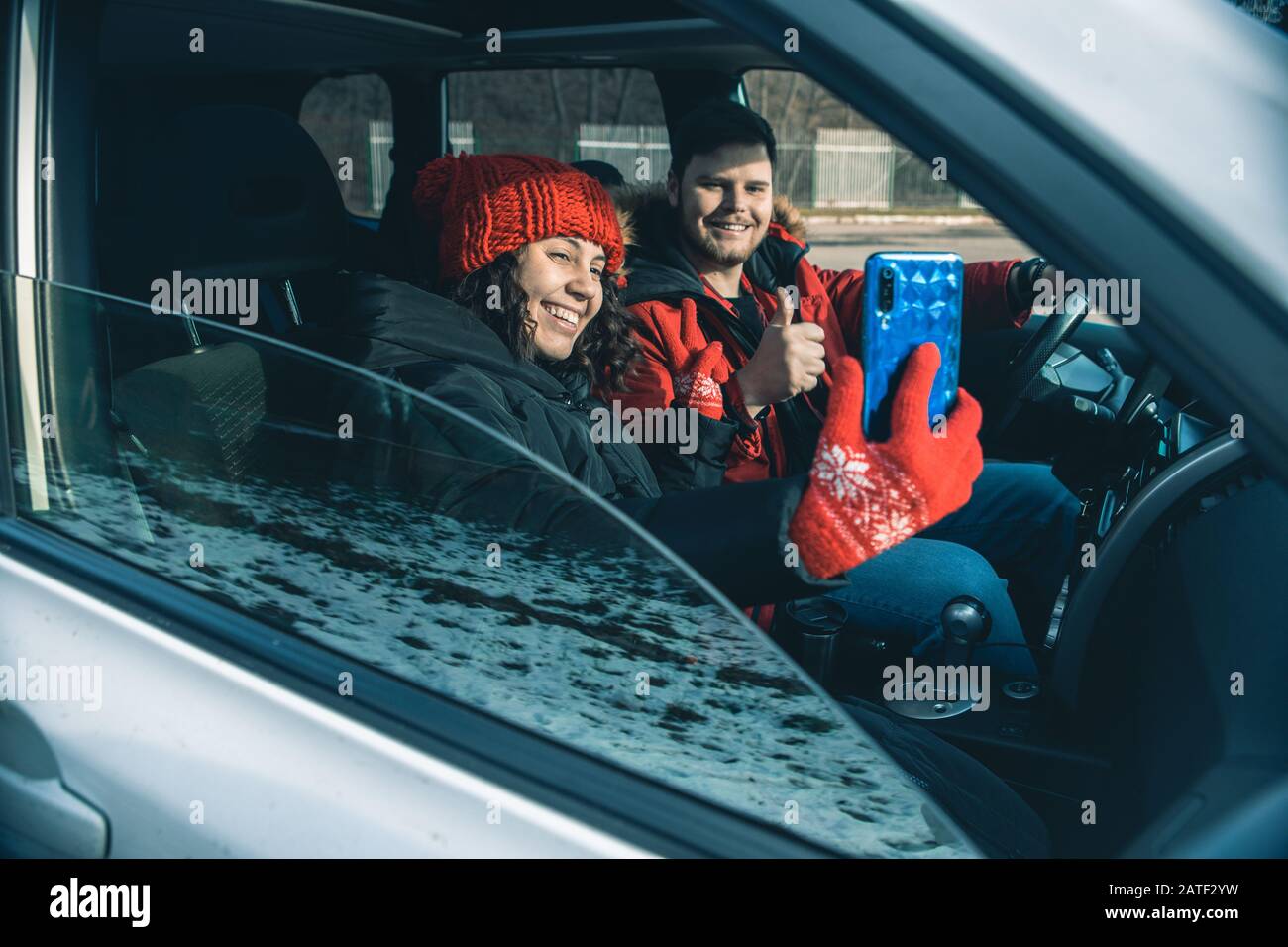 Couple smile selfie car hi-res stock photography and images - Alamy