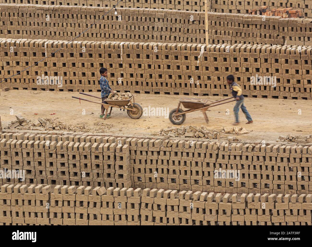 Child labour india brick hi-res stock photography and images - Alamy