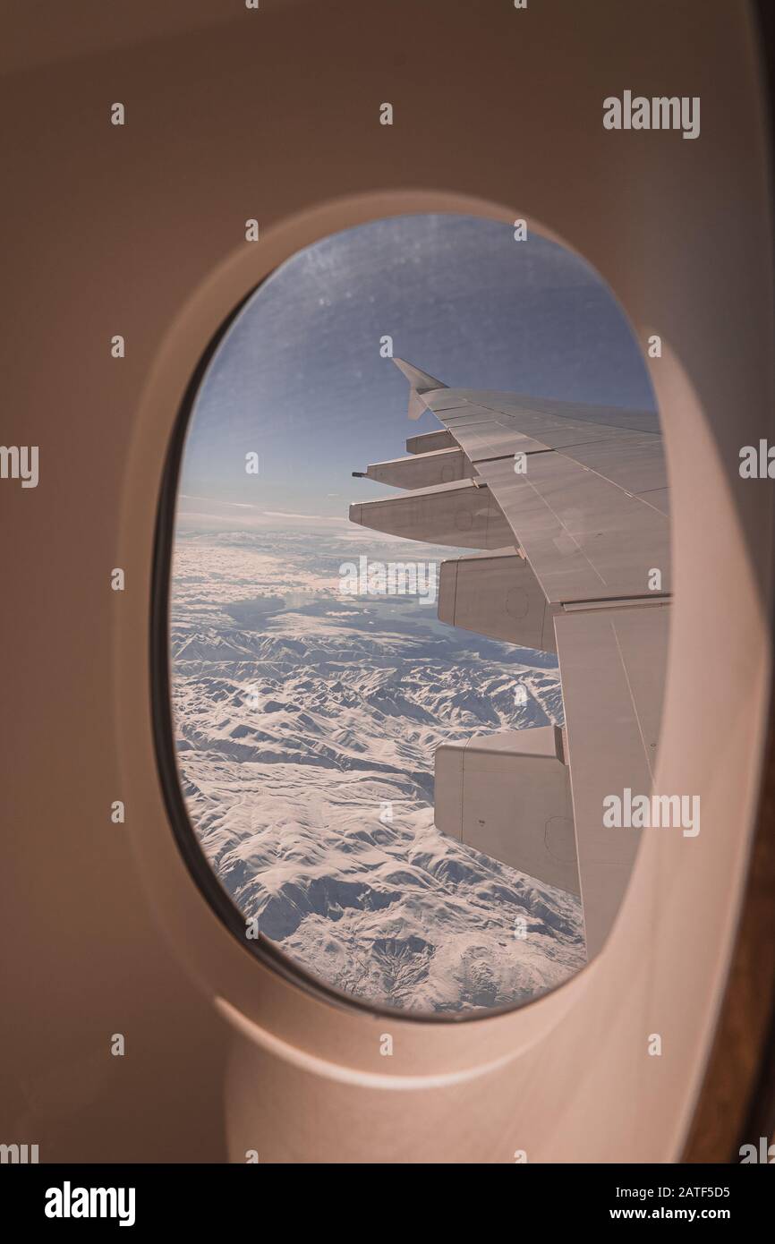 looking outside an airplane window Stock Photo - Alamy