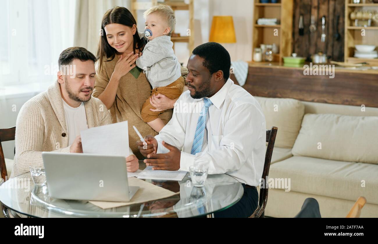 Man visiting family at home giving consultation Stock Photo - Alamy
