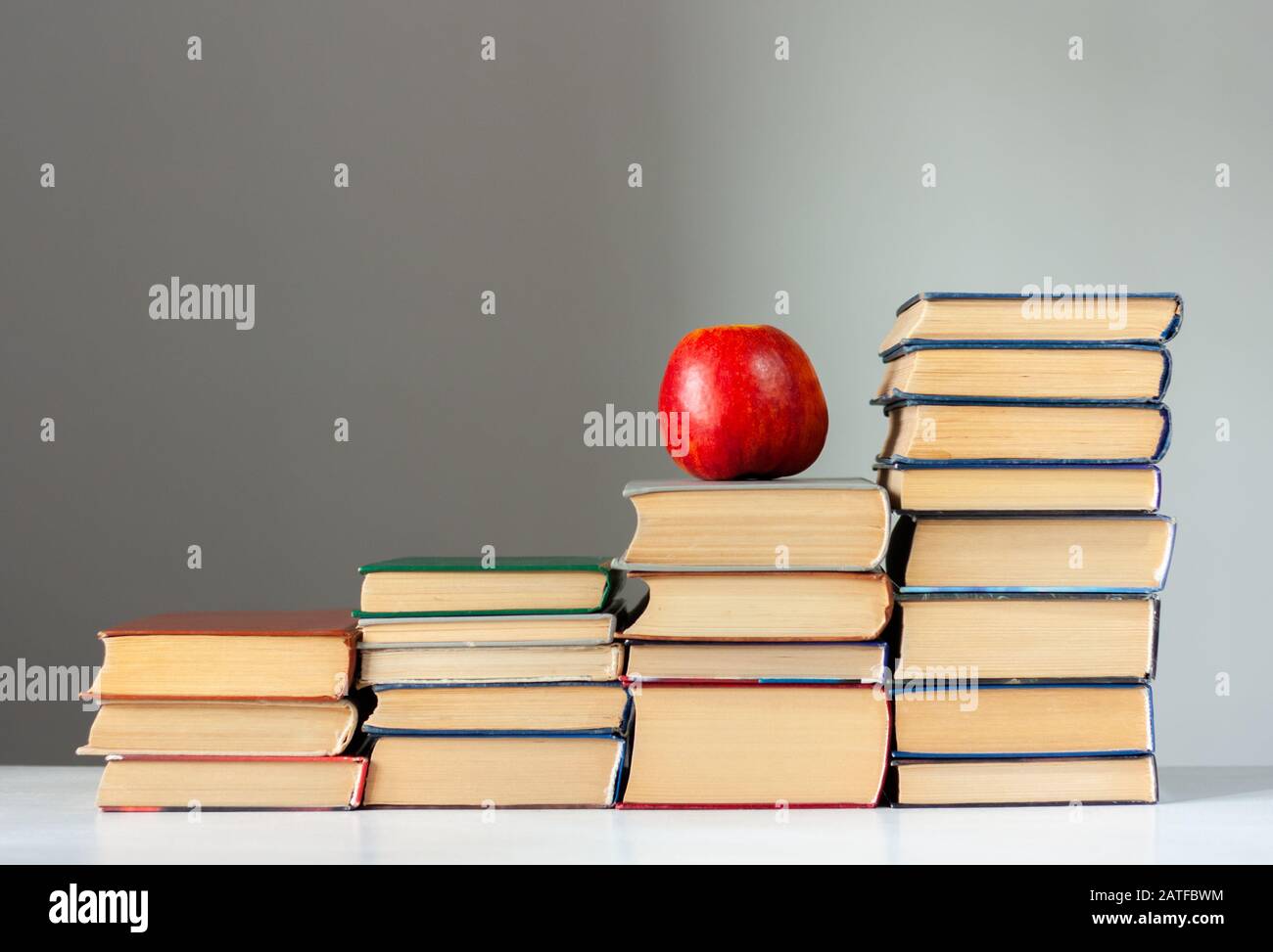 Stacking books hi-res stock photography and images - Alamy
