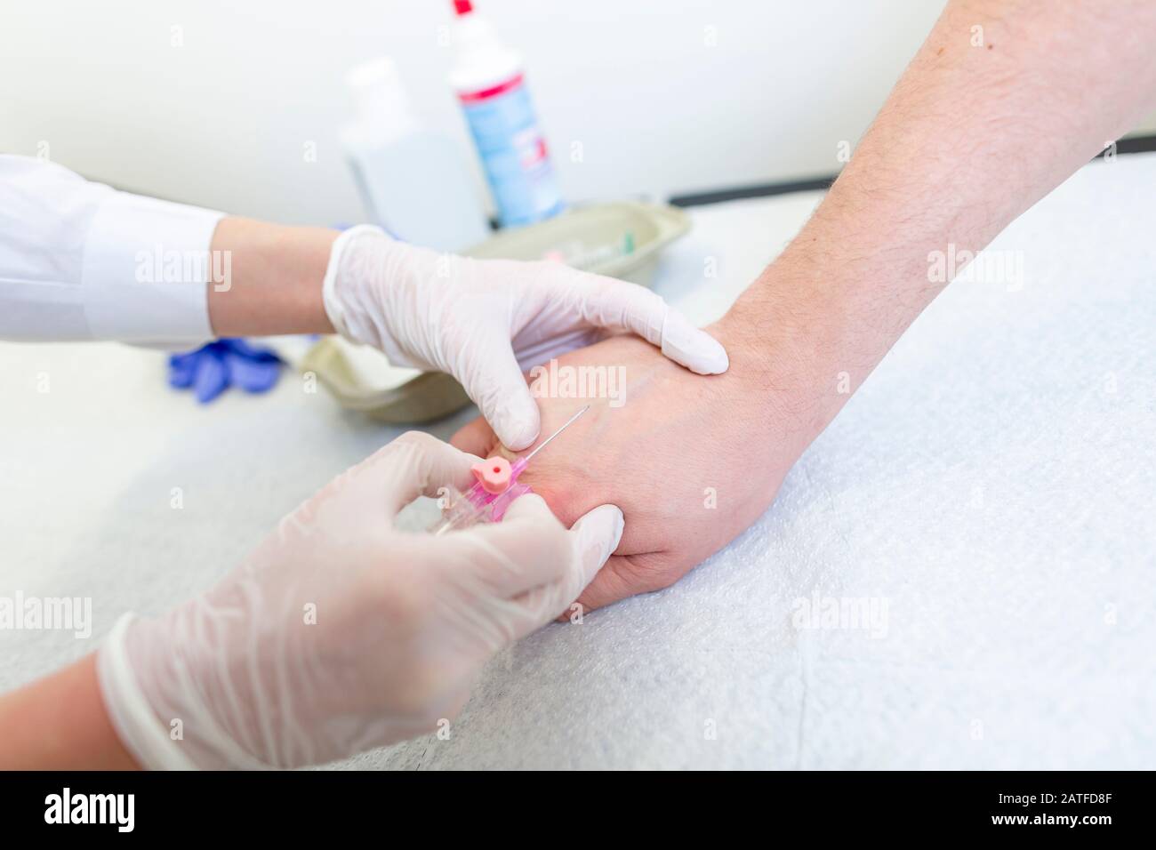 Doctor injects an infusion needle into a patient Stock Photo - Alamy