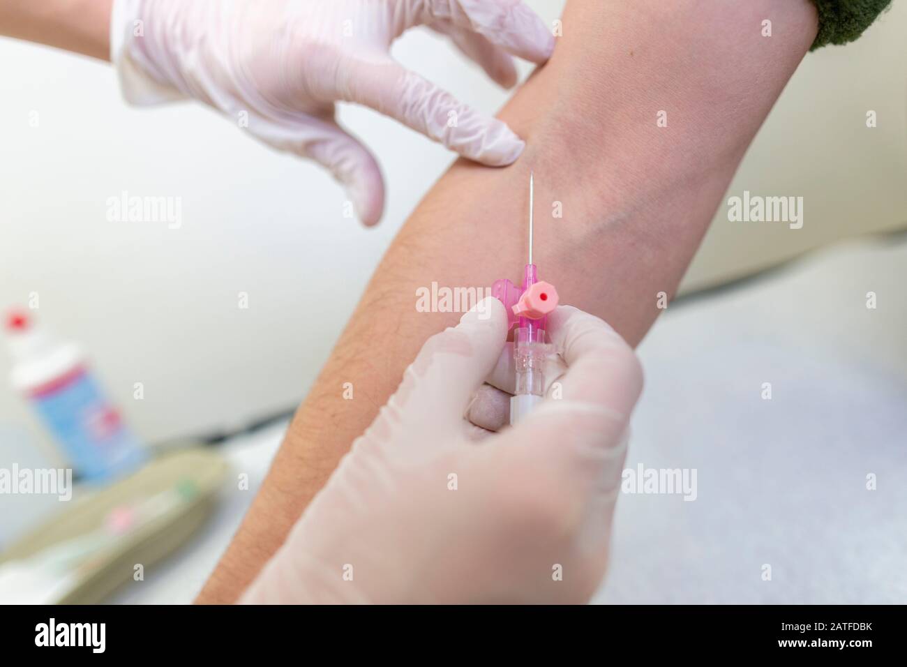 Doctor injects an infusion needle into a patient Stock Photo - Alamy