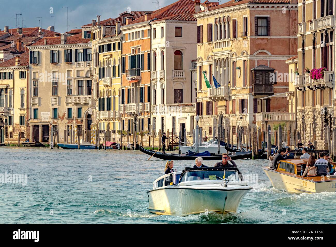Venice italy gondola water taxi hi-res stock photography and images - Alamy