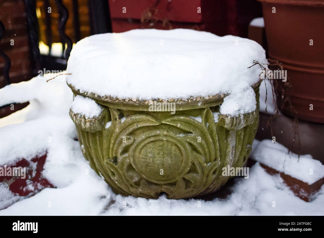 Thick clay pots hi-res stock photography and images - Alamy