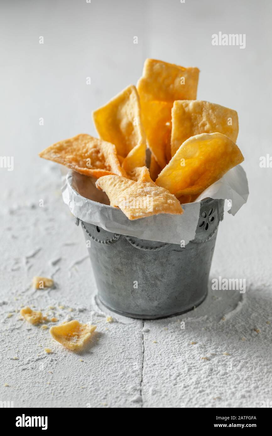 Yummy angel wings ready to eat in small bucket Stock Photo - Alamy