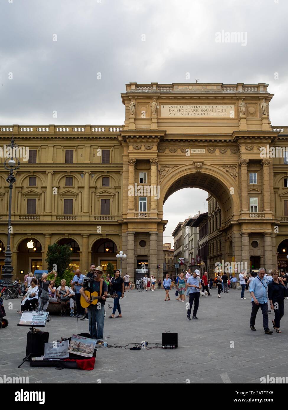 Florence street scene hi-res stock photography and images - Alamy