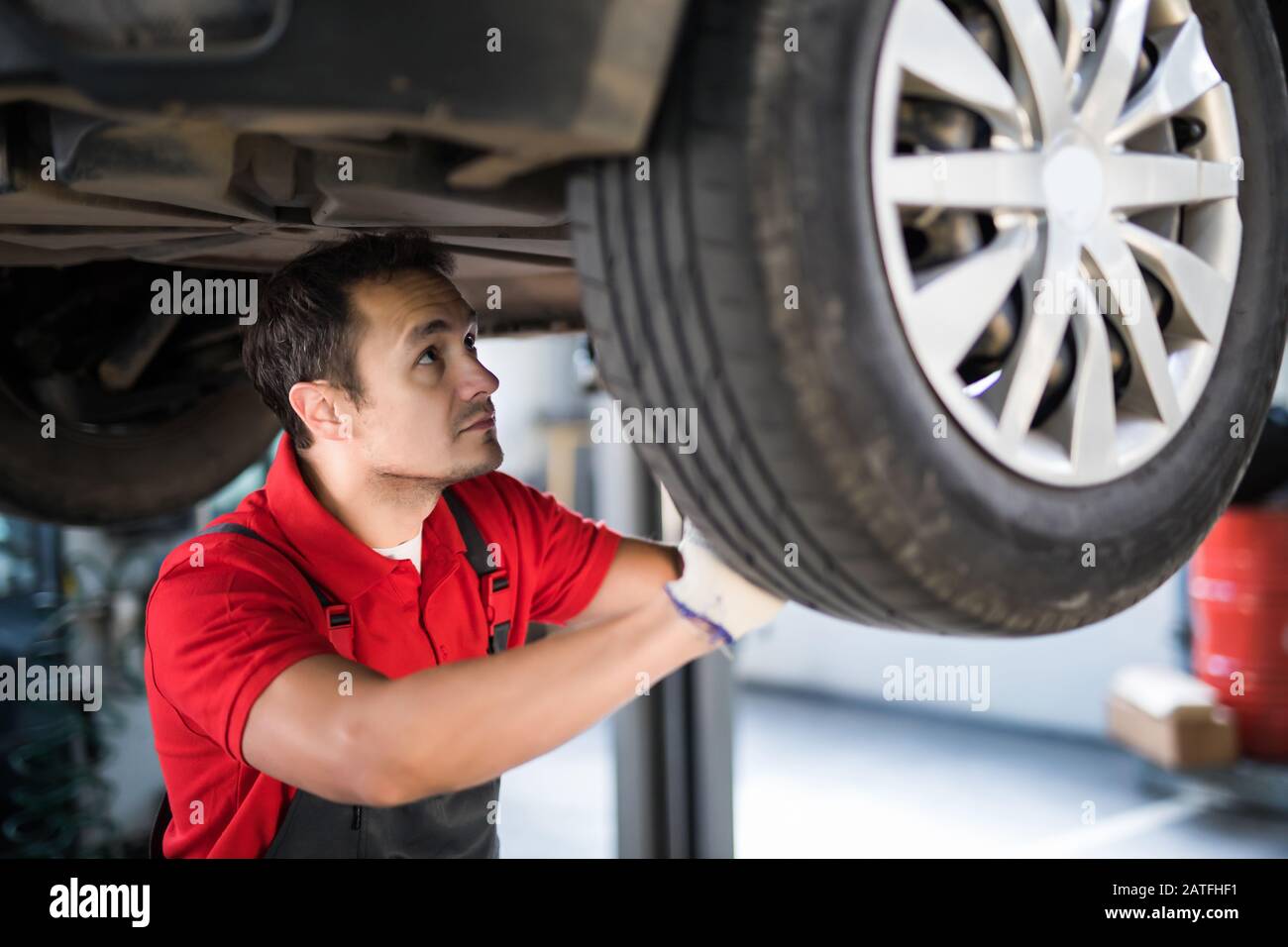mechanic changing a car wheel Stock Photo - Alamy