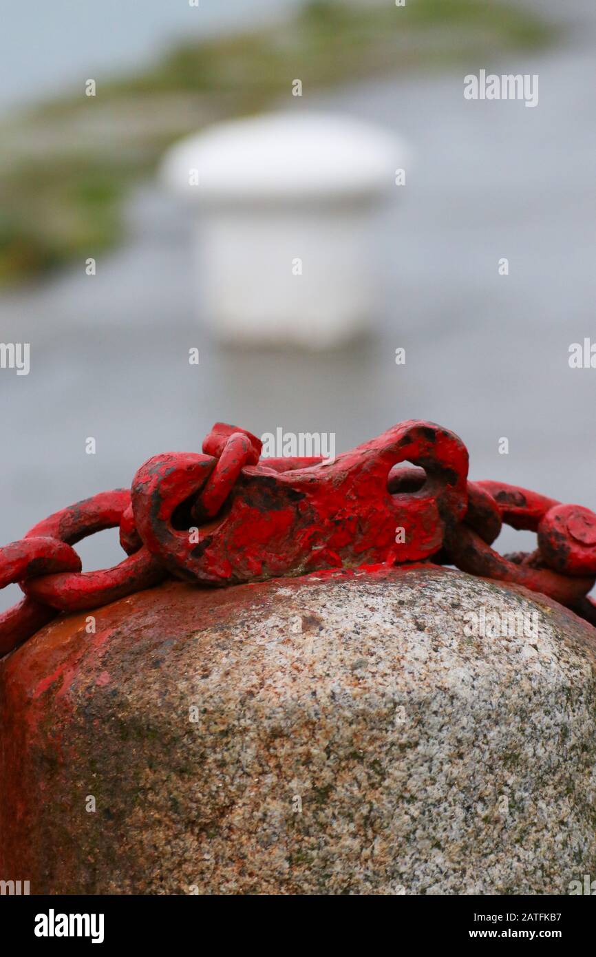 Pillar with chain hi-res stock photography and images - Alamy