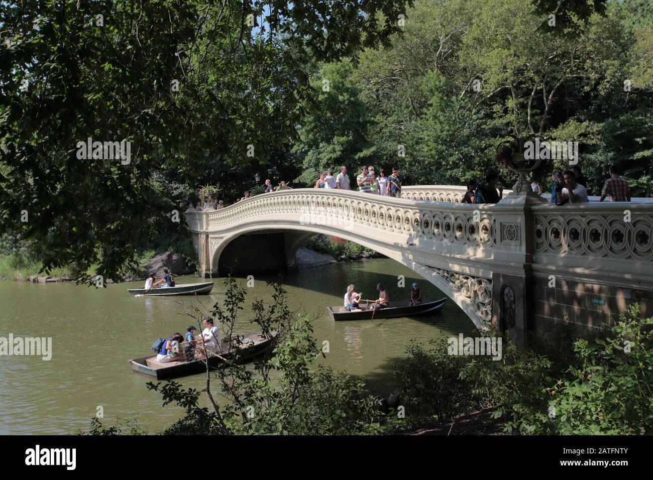 New york central park bow bridge summer hi-res stock photography and ...