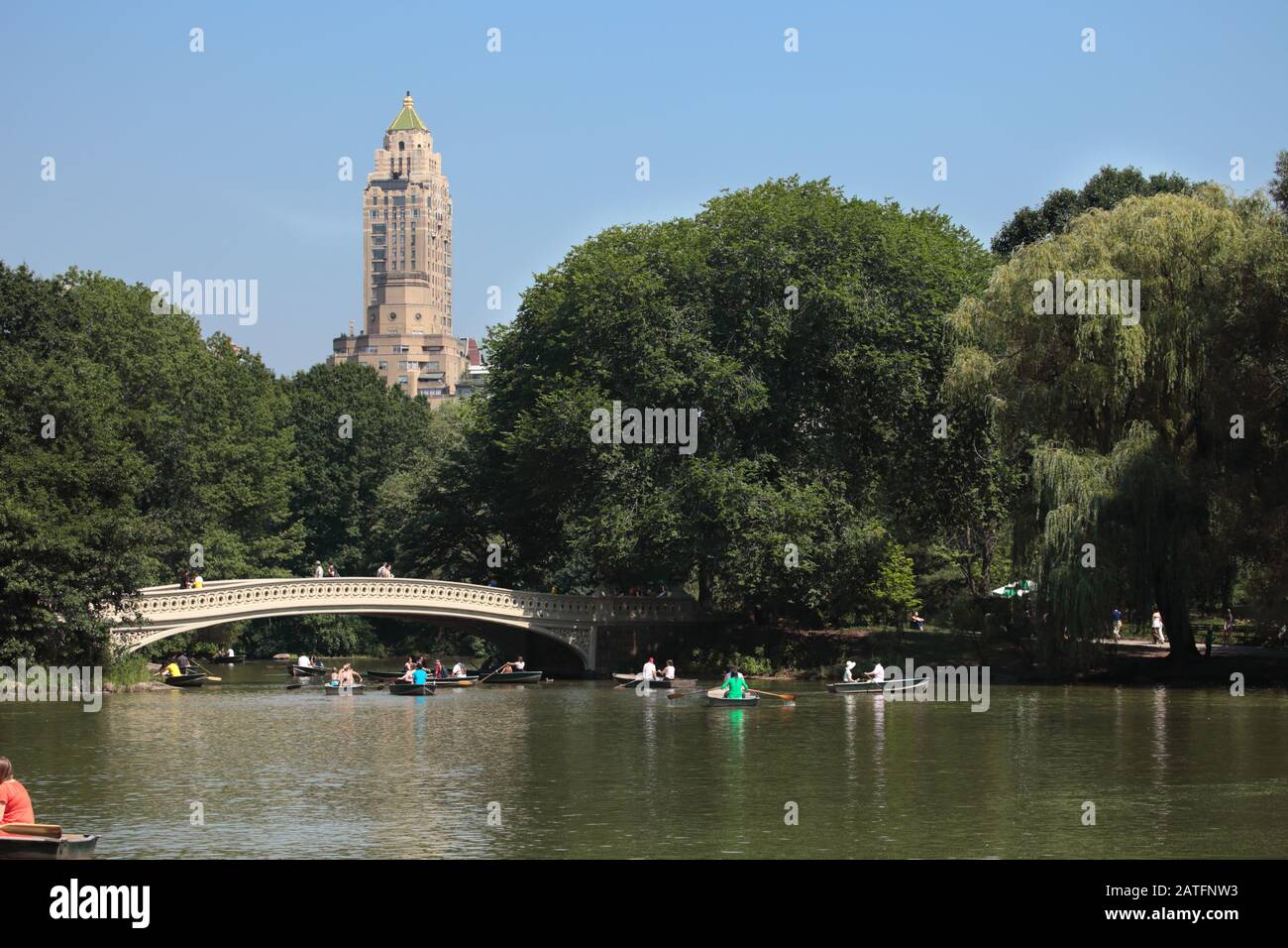 New york central park bow bridge summer hi-res stock photography and ...