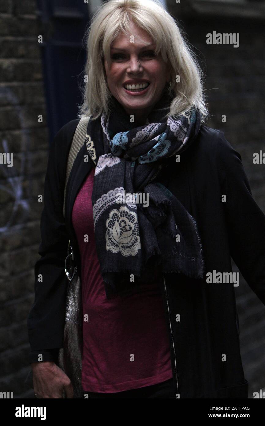 Jennifer saunders and joanna lumley hi-res stock photography and images ...
