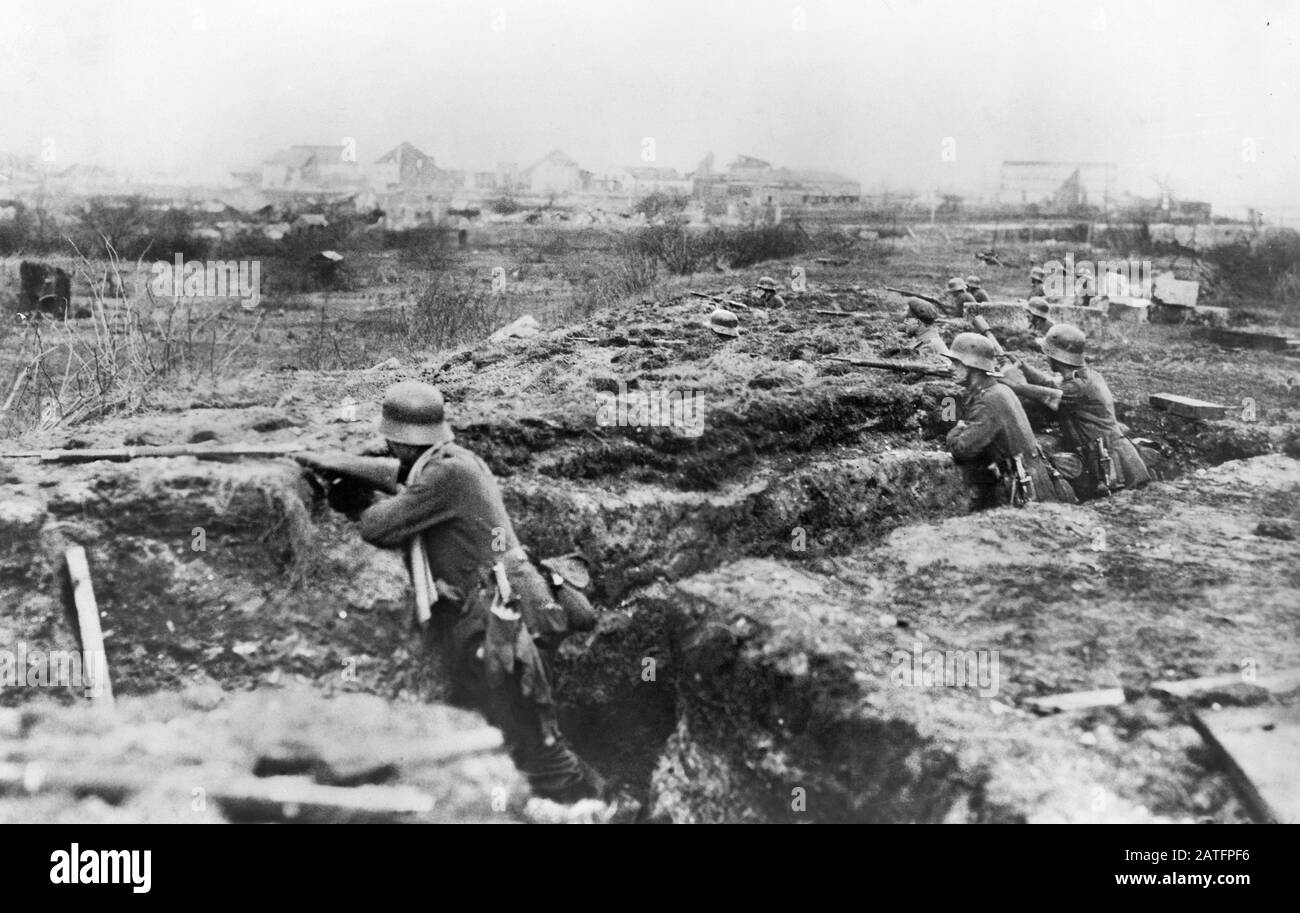 Trench warfare 1917 hi-res stock photography and images - Alamy