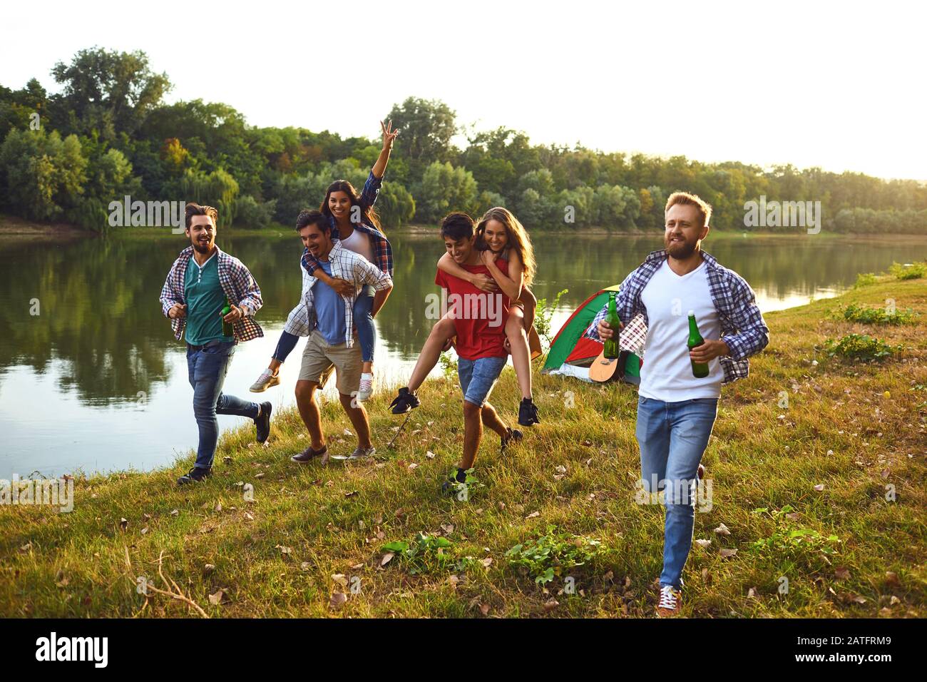 Family picnic lake hi-res stock photography and images - Alamy