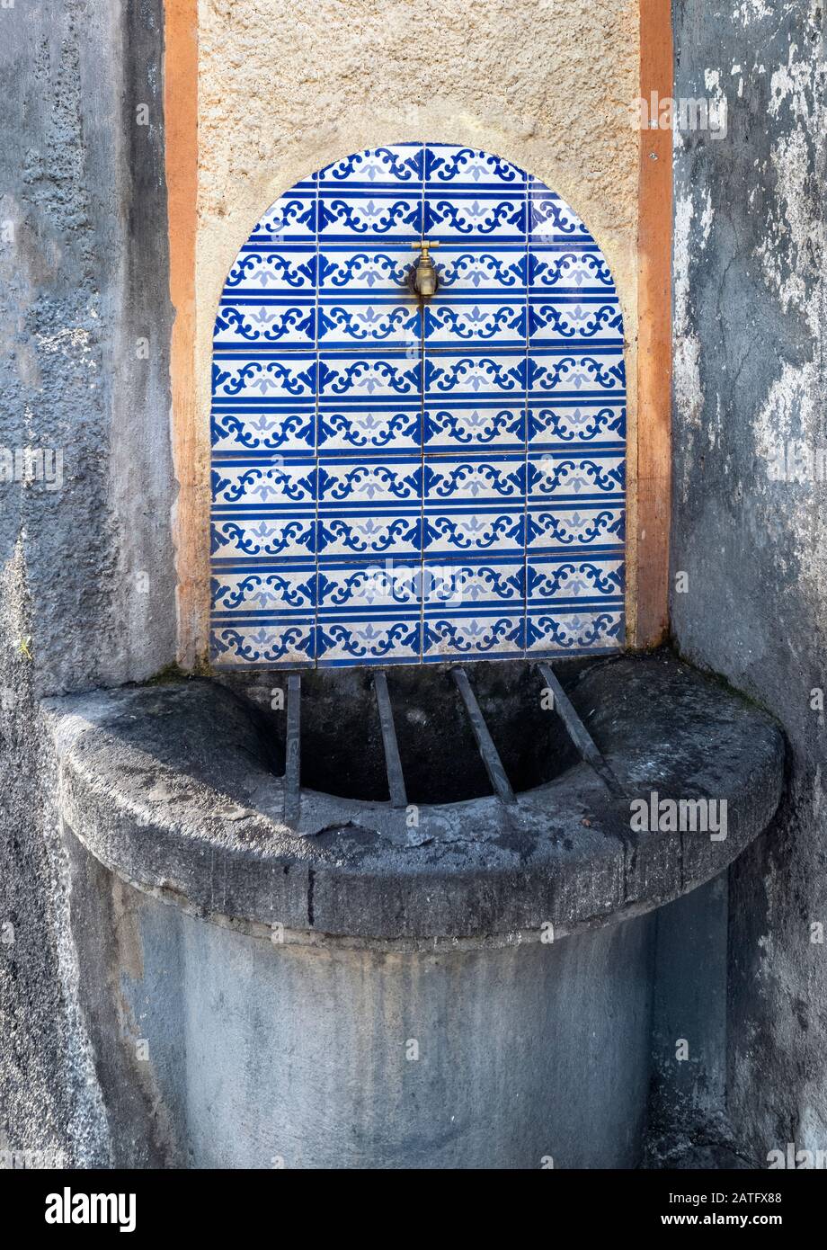 Well street hi-res stock photography and images - Alamy