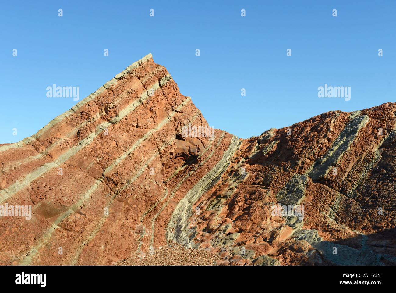 Mercia mudstone sedimentary rocks at Helwell Bay in the Severn estuary ...