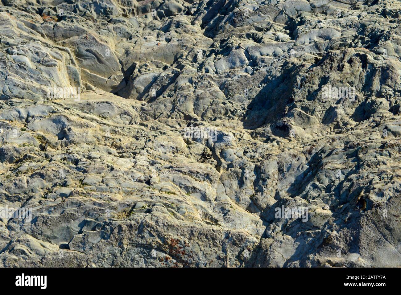 Mercia mudstone sedimentary rocks at Helwell Bay in the Severn estuary ...