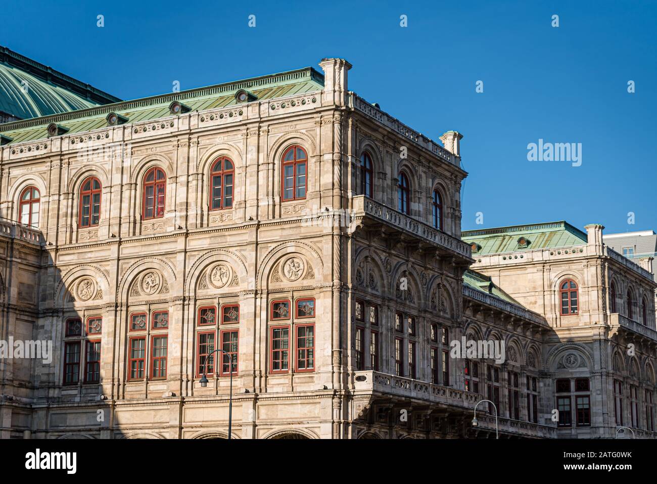 Outside the Vienna Opera House (Wiener Staatsoper), Austria Stock Photo ...