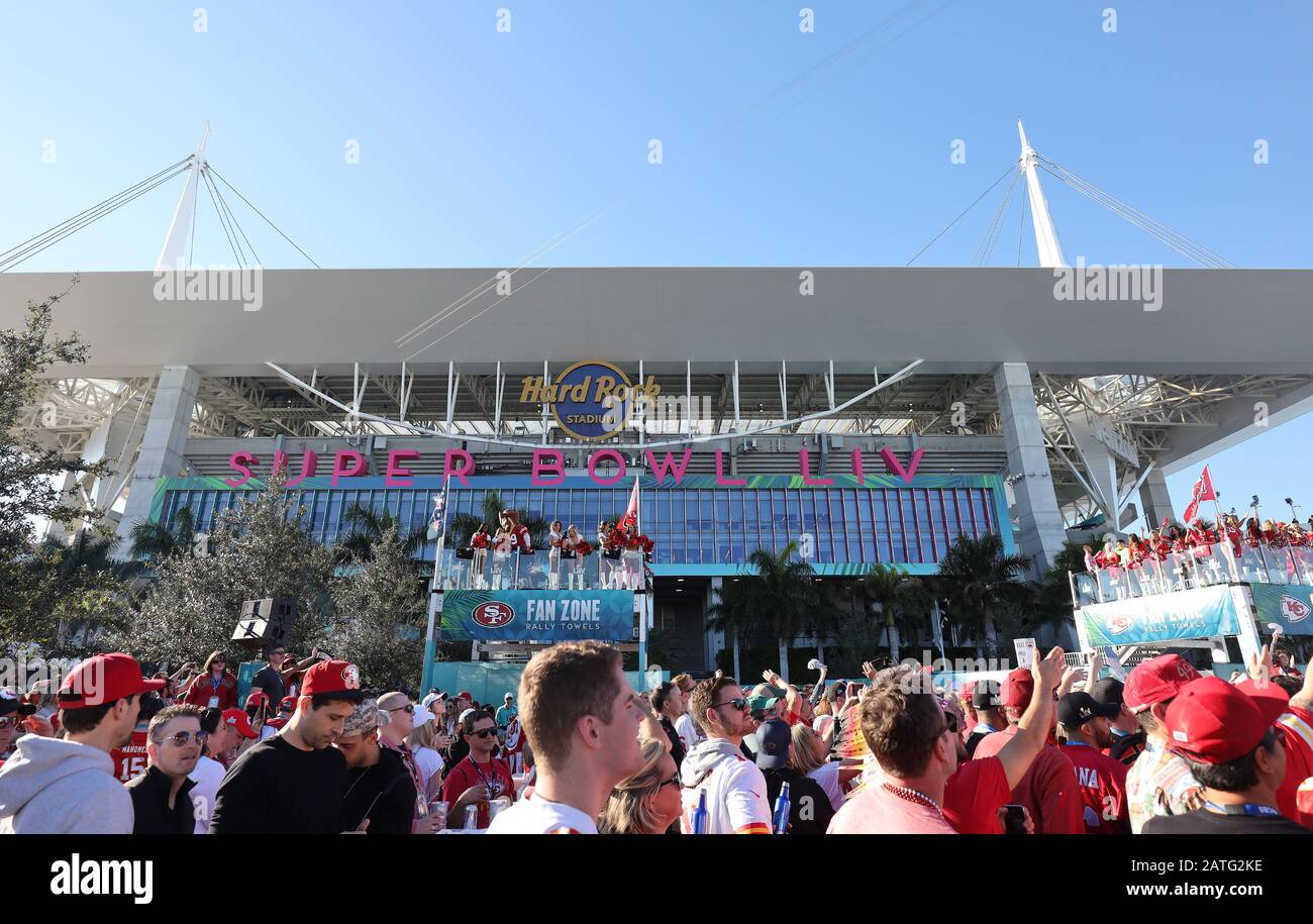 Miami Gardens, USA. 02nd Feb, 2020. Fans crowd the Fan Zone for Super ...