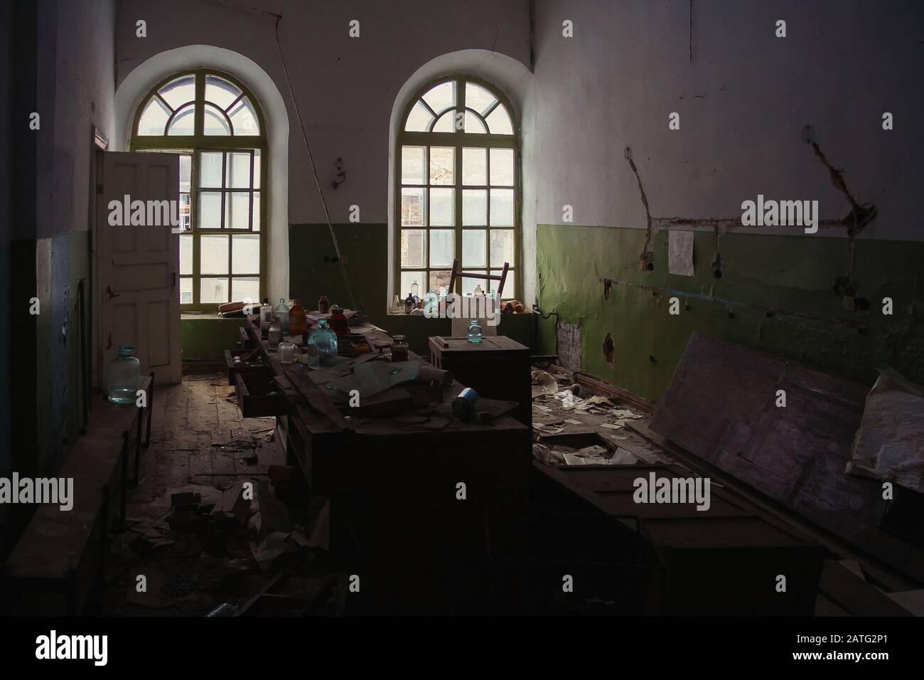 Broken laboratory glassware hi-res stock photography and images - Alamy