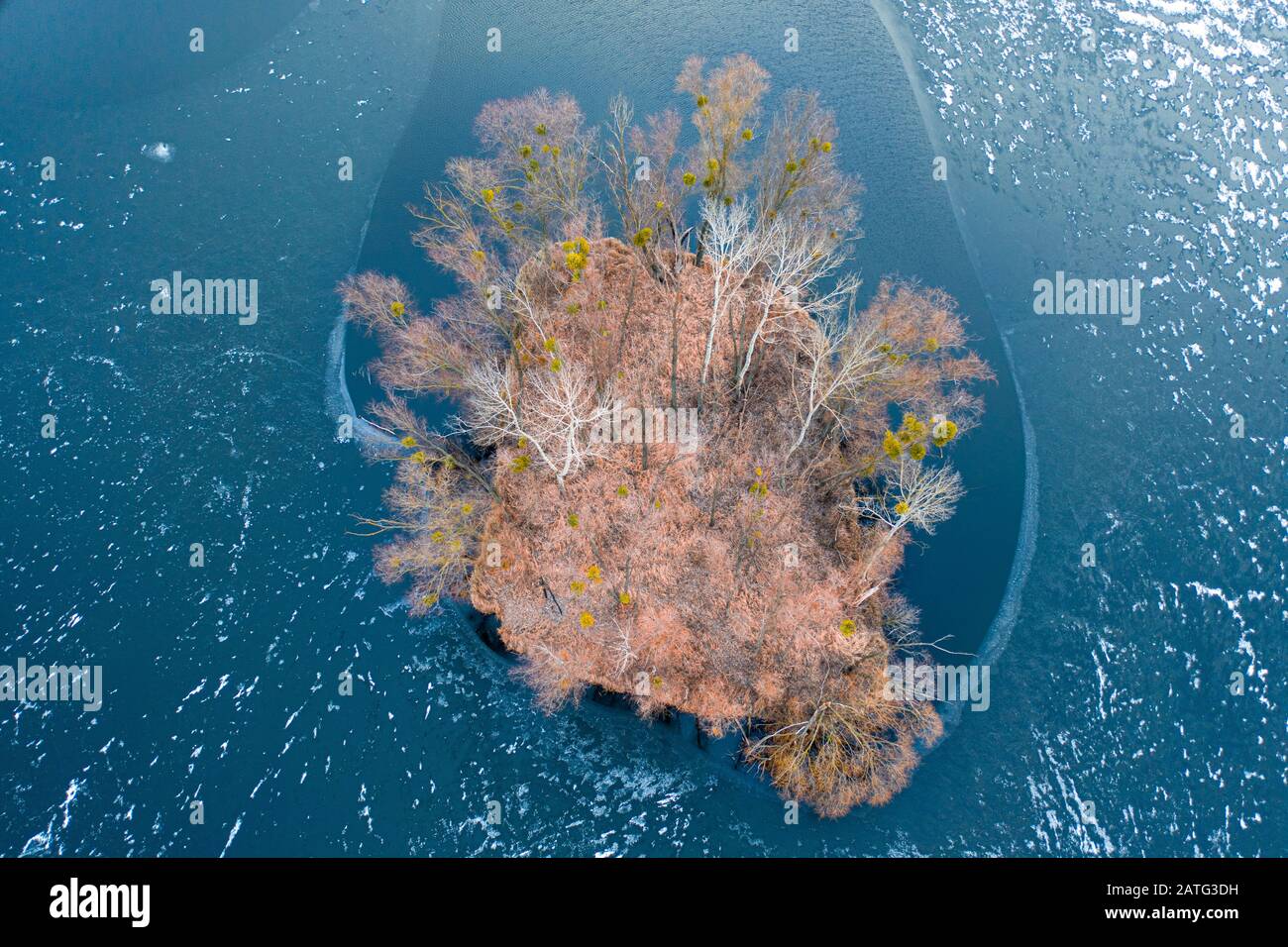 Small island in middle frozen hi-res stock photography and images - Alamy