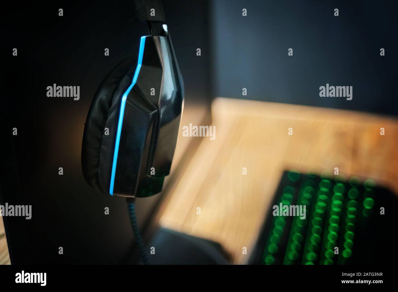 Computer headphone speaker hi-res stock photography and images - Alamy