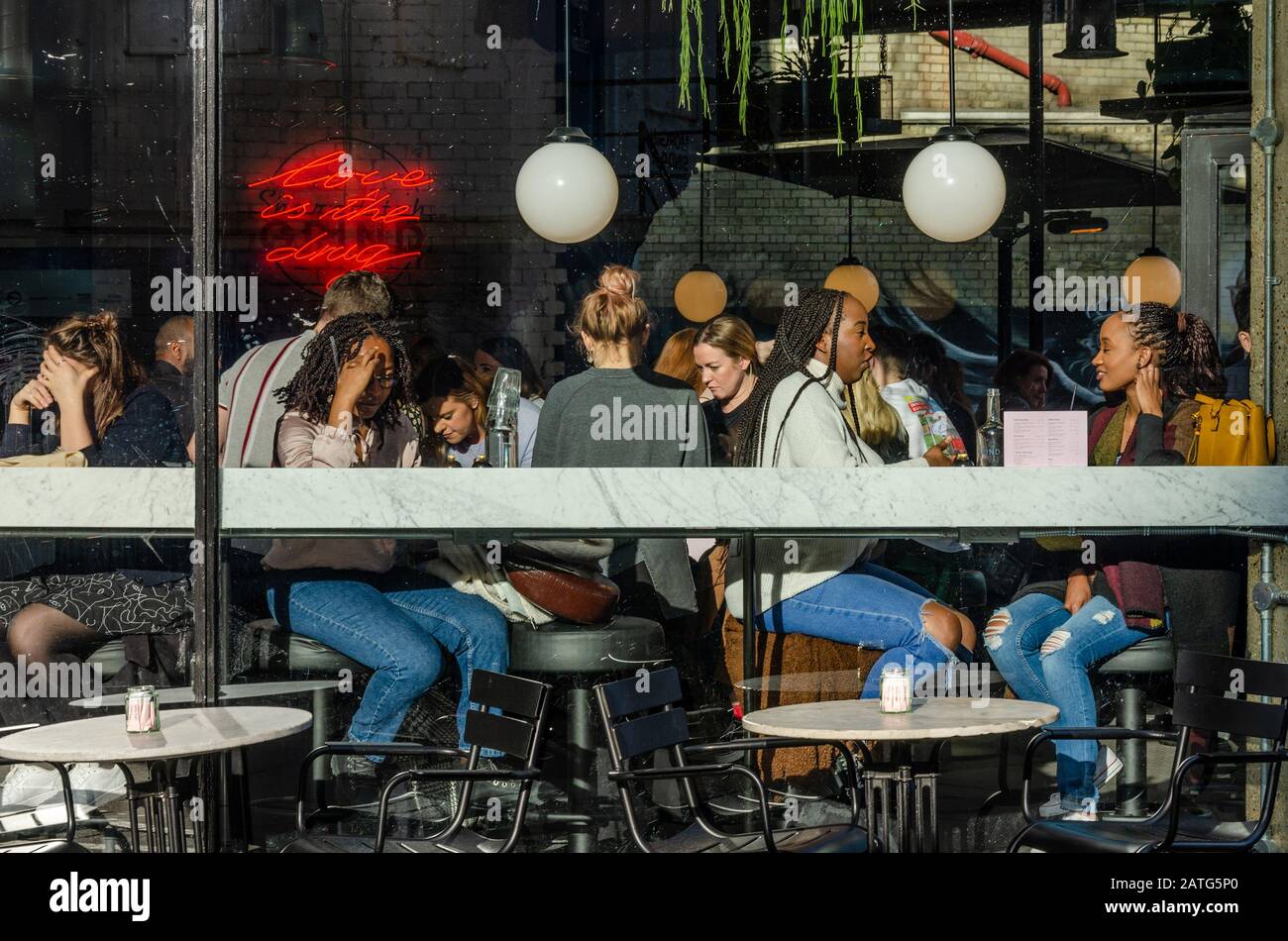 Young people together socialising hi-res stock photography and images ...