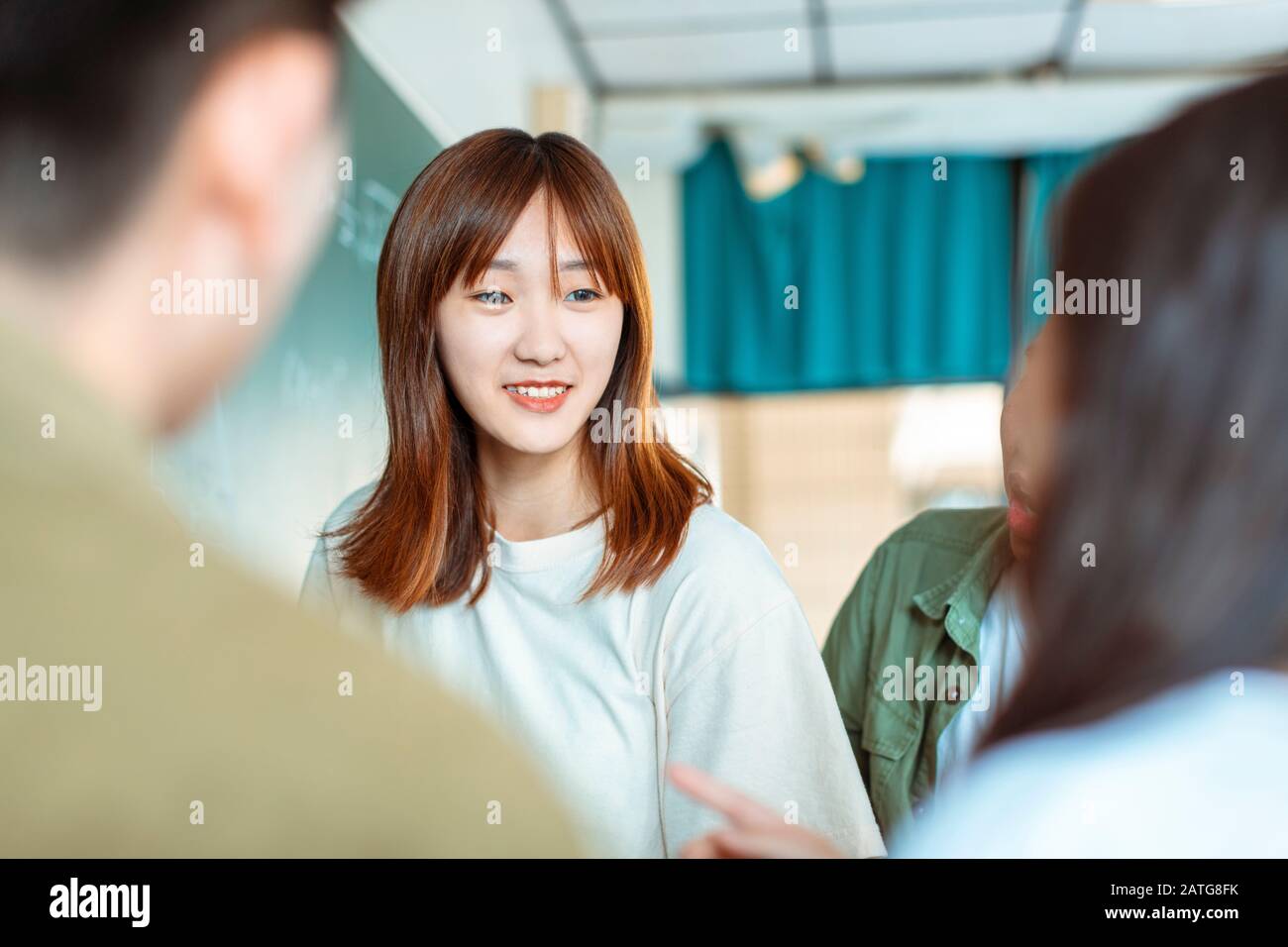 Classroom group discussion hi-res stock photography and images - Alamy
