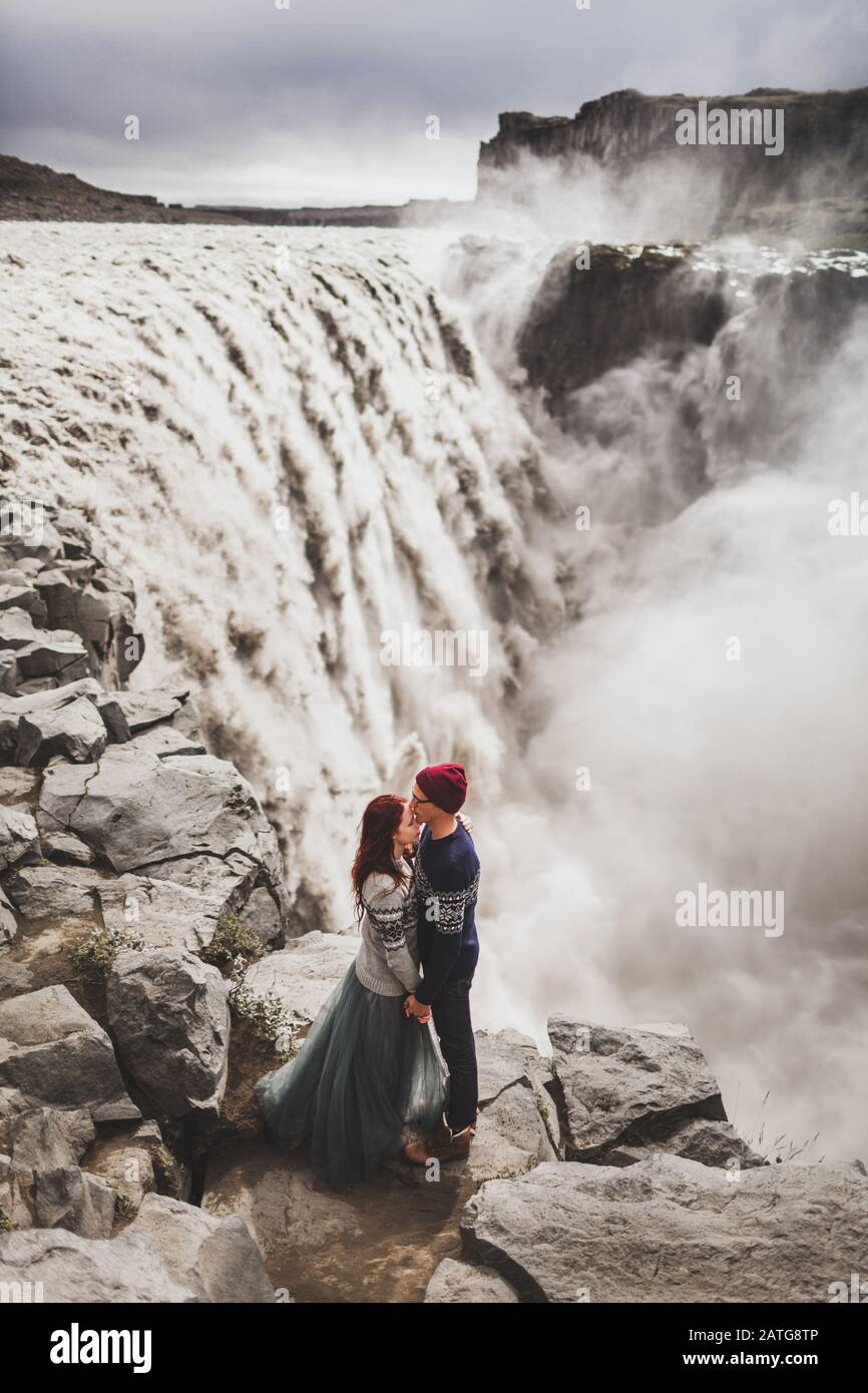 Couple kissing in waterfall hi-res stock photography and images - Alamy