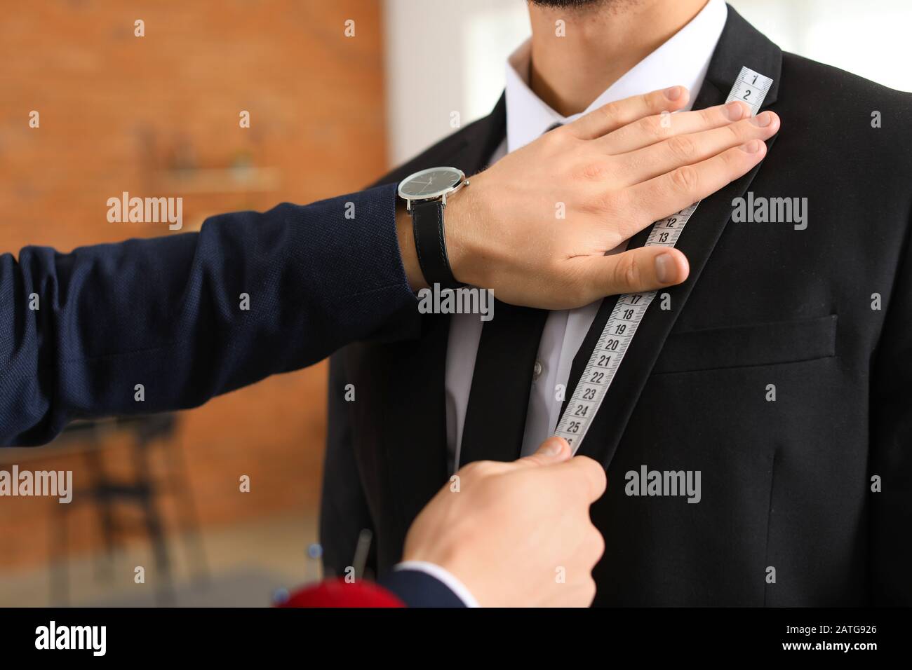 Male hands tailor measuring tape hi-res stock photography and images ...