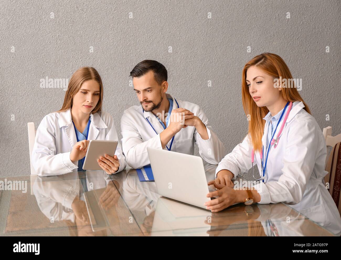 Team of doctors during meeting in clinic Stock Photo - Alamy