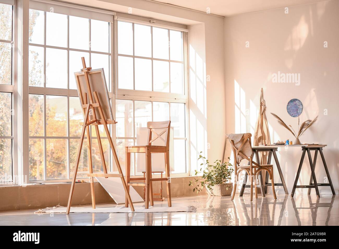 Artists studio furniture hi-res stock photography and images - Alamy