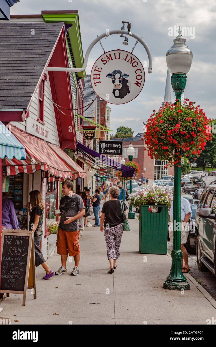 Tourists walking along boats hi-res stock photography and images - Alamy
