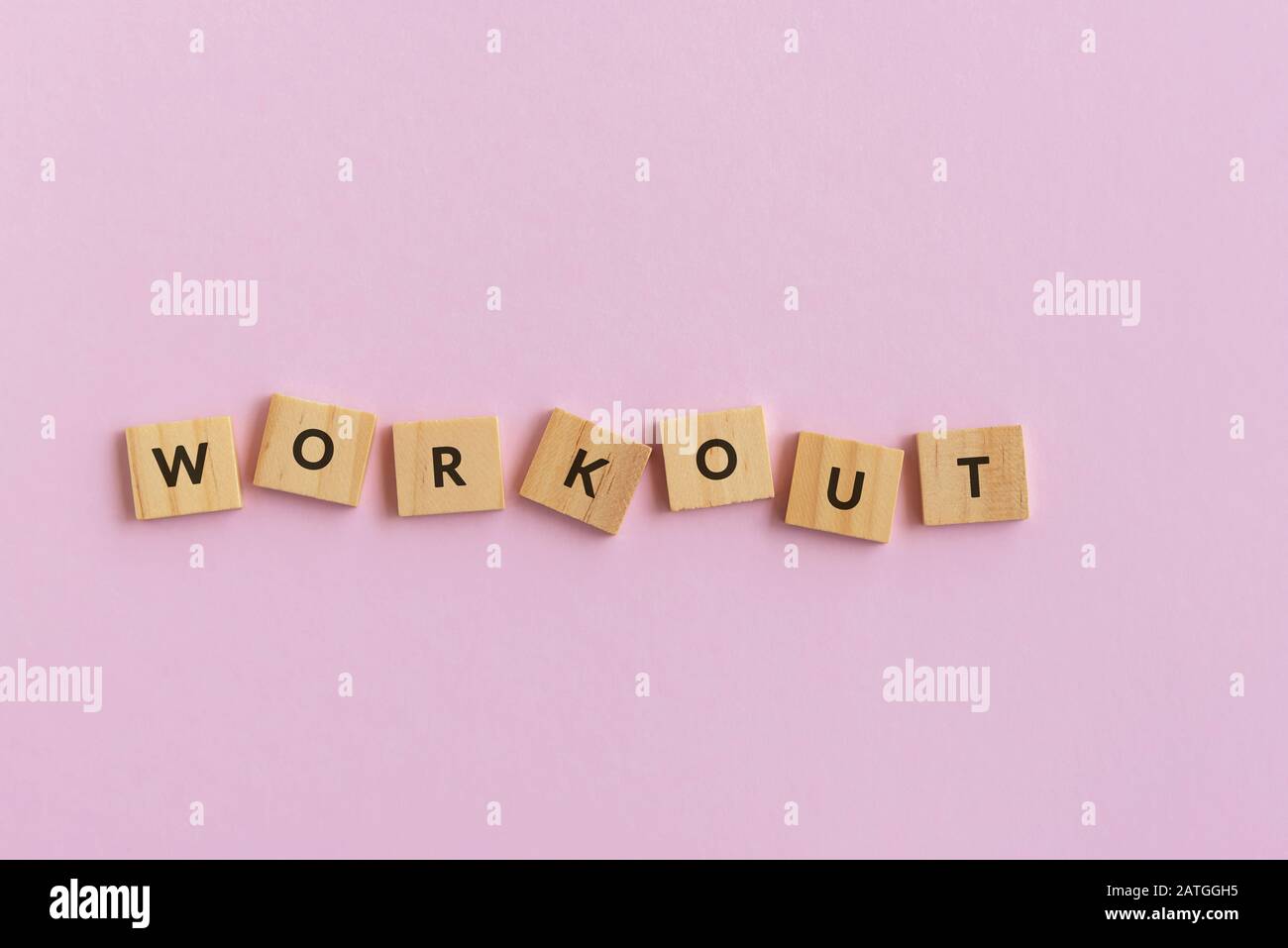 Workout text wood blocks. Pink background Stock Photo - Alamy