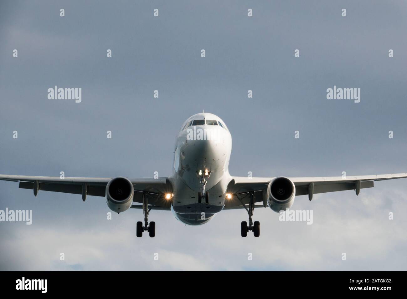 Aircraft landing overhead hi-res stock photography and images - Alamy