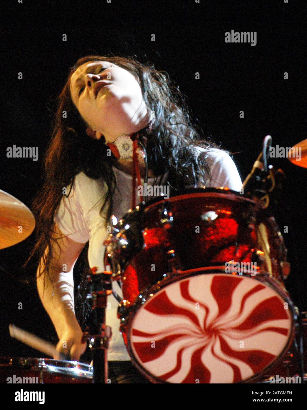 Meg white of the white stripes hi-res stock photography and images - Alamy