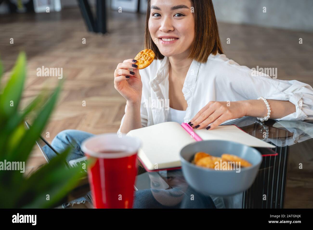 Asian lady eating hi-res stock photography and images - Alamy