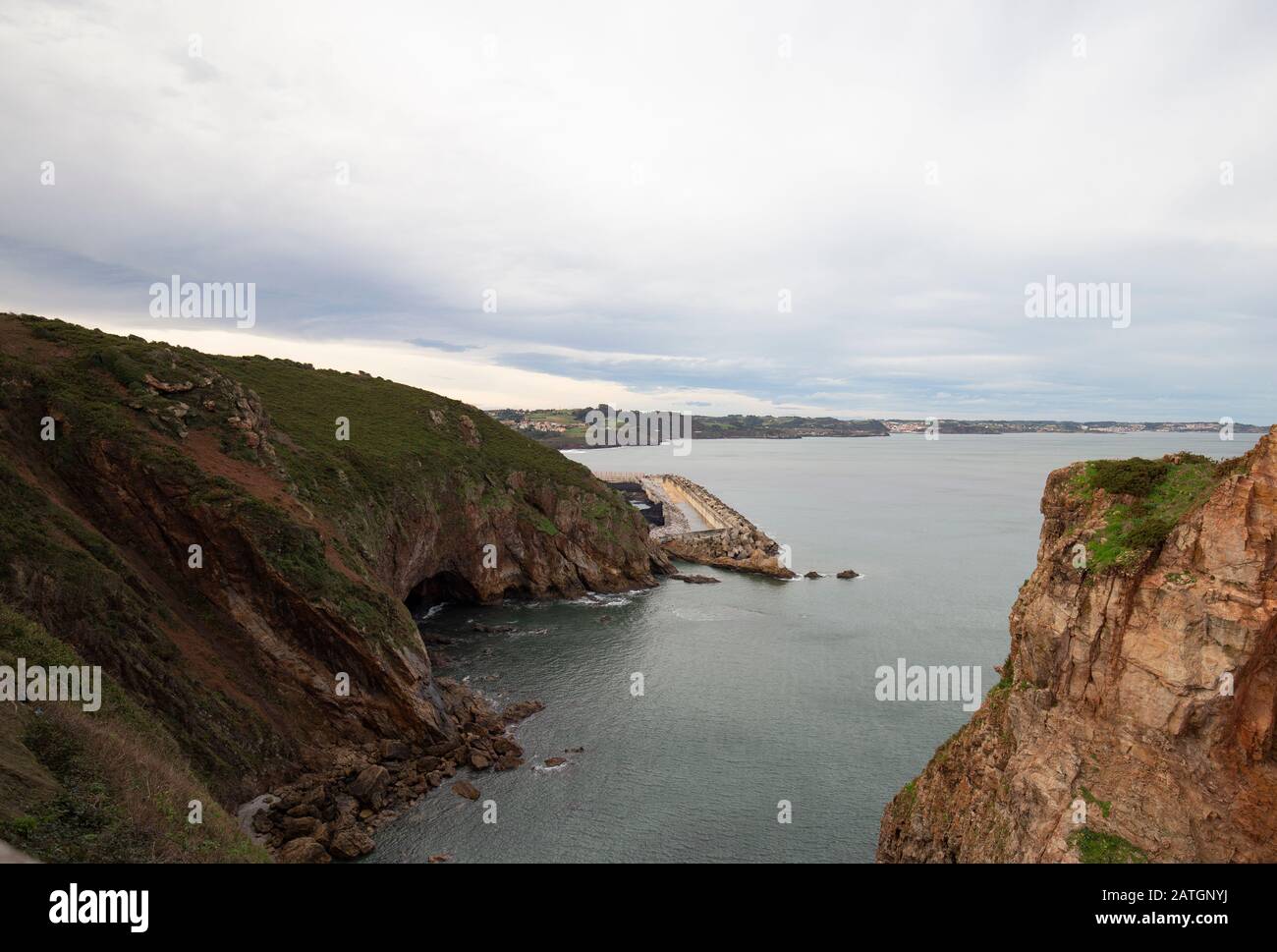 Big cliff hi-res stock photography and images - Alamy