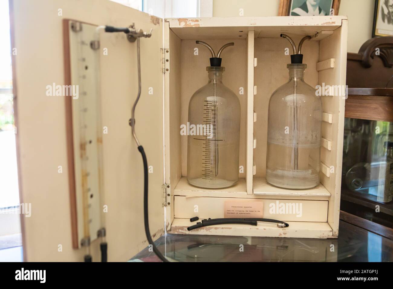 Antique medical equipment hi-res stock photography and images - Alamy