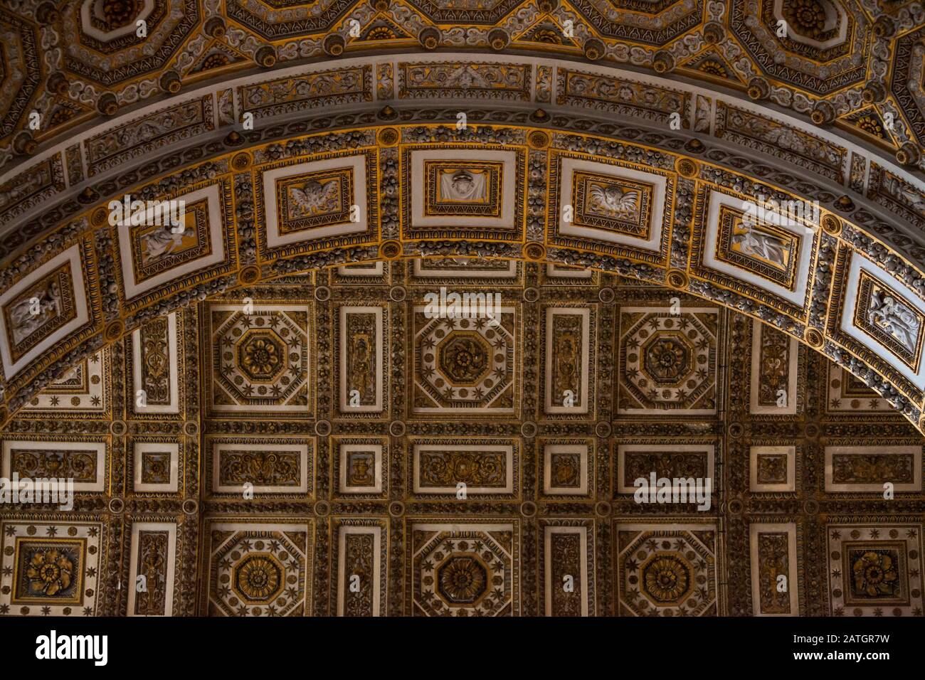 Arches and ceiling detail hi-res stock photography and images - Alamy