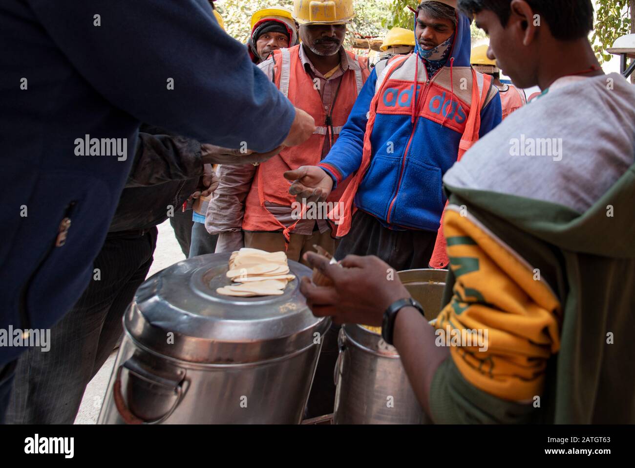 Free distribution of food at a food camp in New Delhi for poor people ...